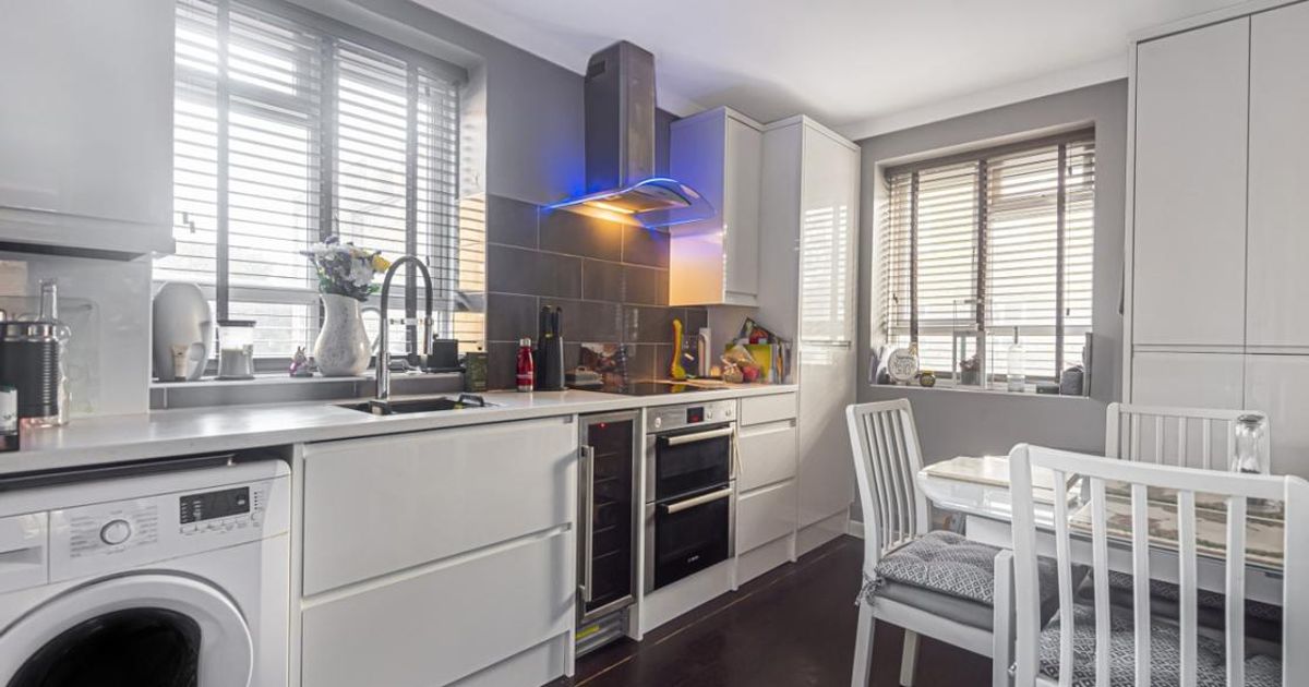 2 bedroom Flat to rent in Esher Gardens, London SW19 (Let) | KFH